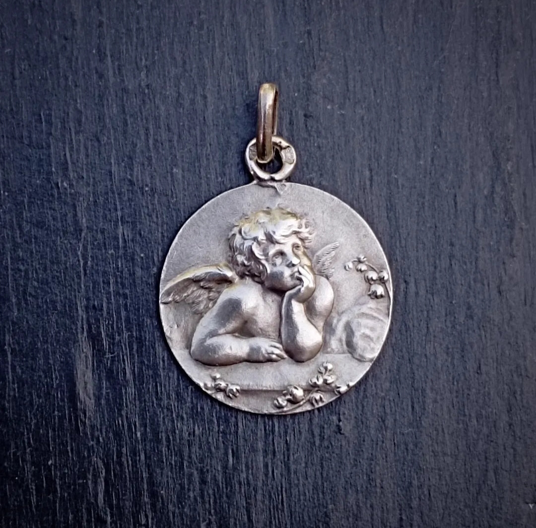 Médaille de baptême angelot et chaîne en argent – Galerie Duchesse
